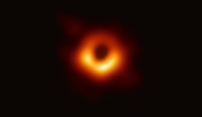 Black hole “shadows” finally show where a 3,000‑light‑year jet begins ...